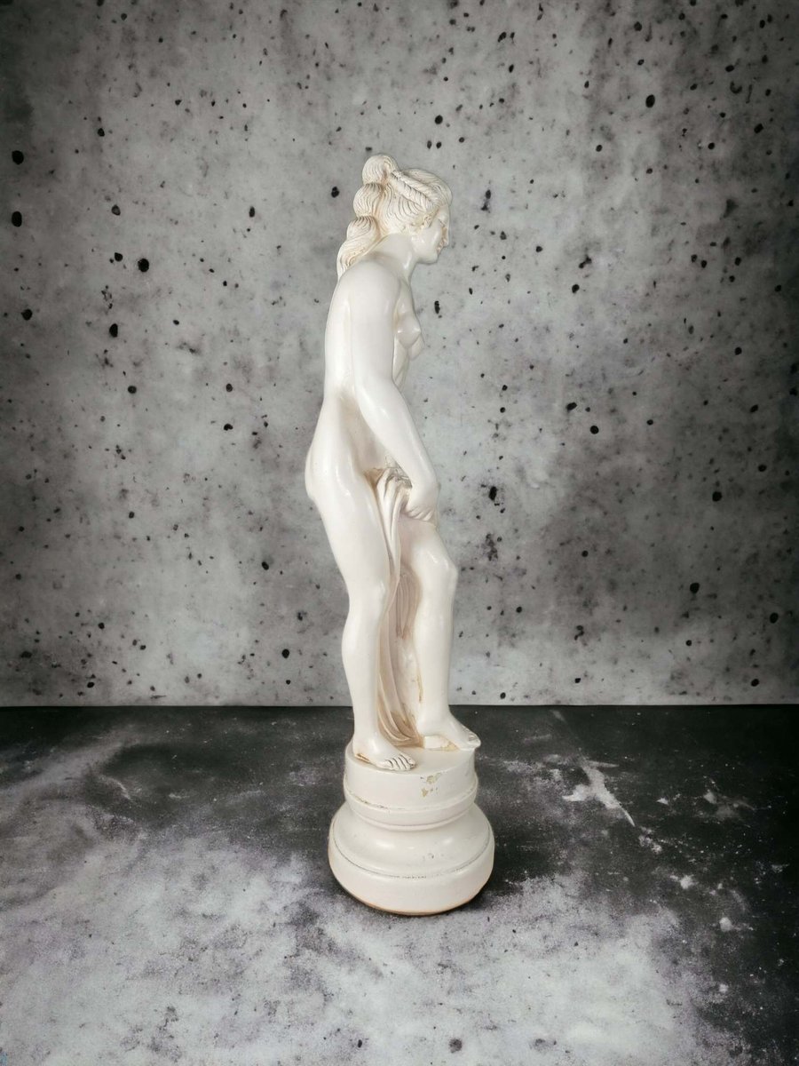 Statue of Venus Bathing for sale at Pamono