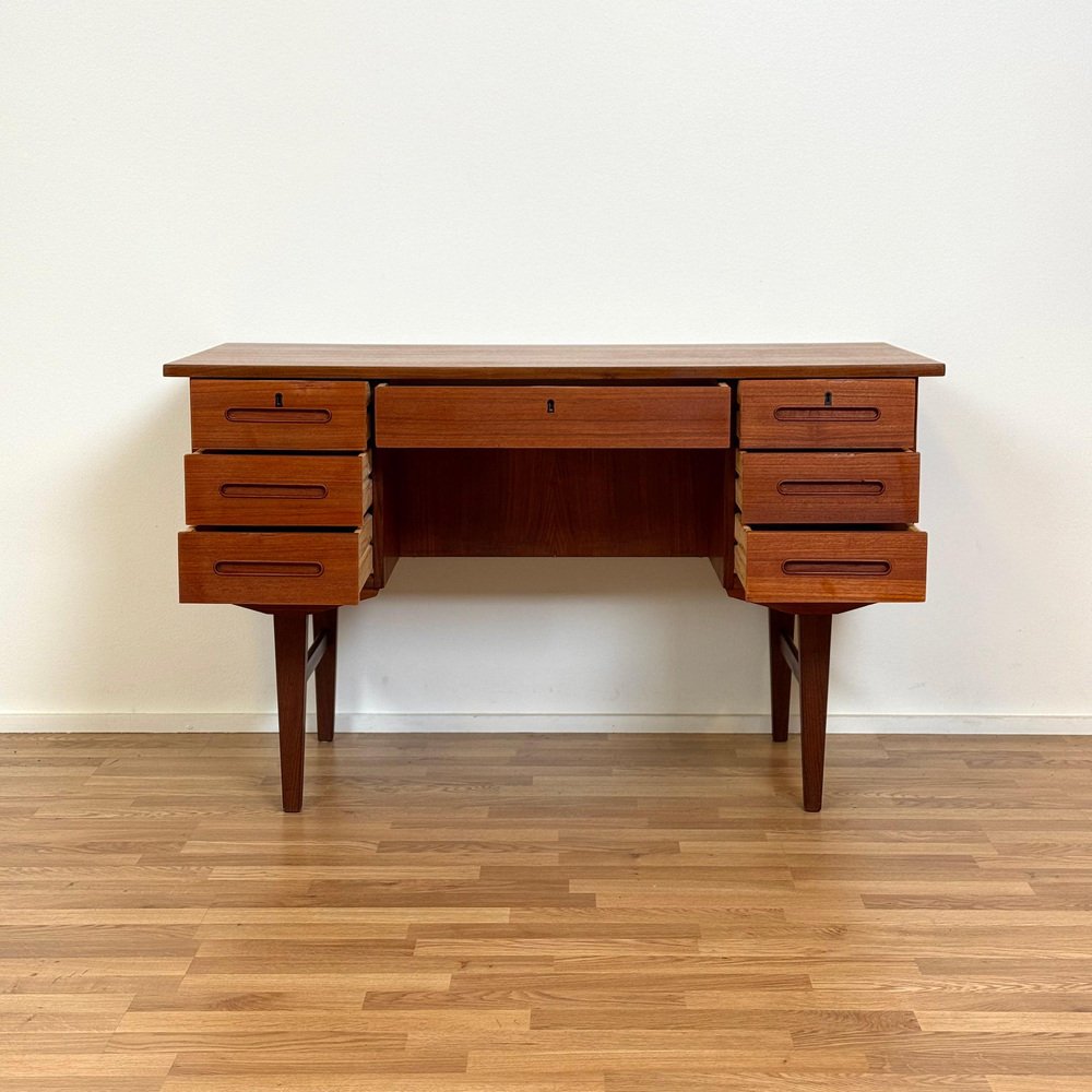 Vintage Writing Desk in Teak, 1950s for sale at Pamono