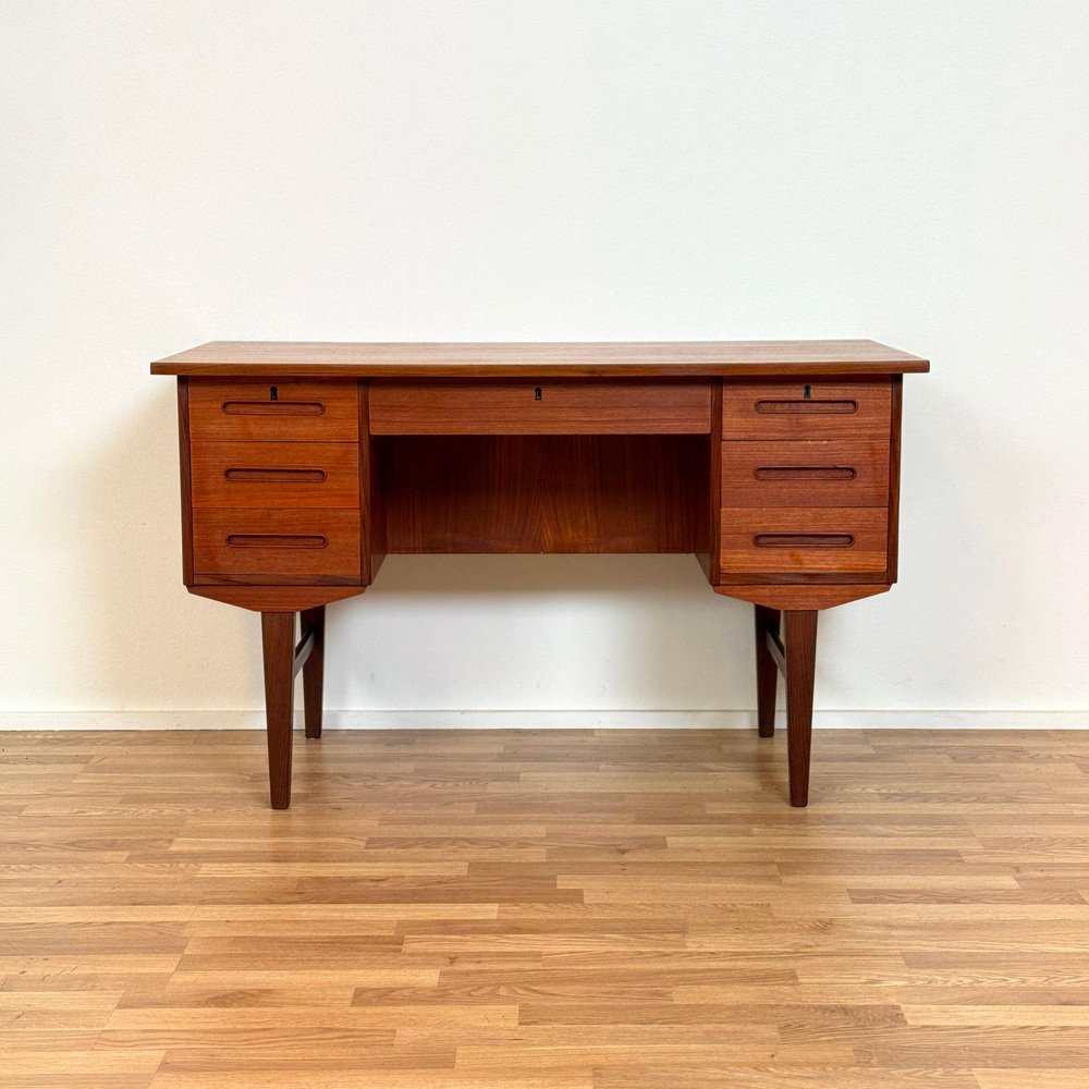 Vintage Writing Desk in Teak, 1950s for sale at Pamono