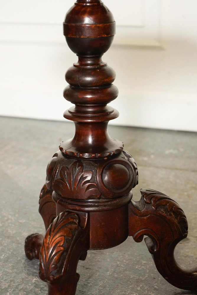 Italian Chess Side End Lamp Table with Carved Legs for sale at Pamono
