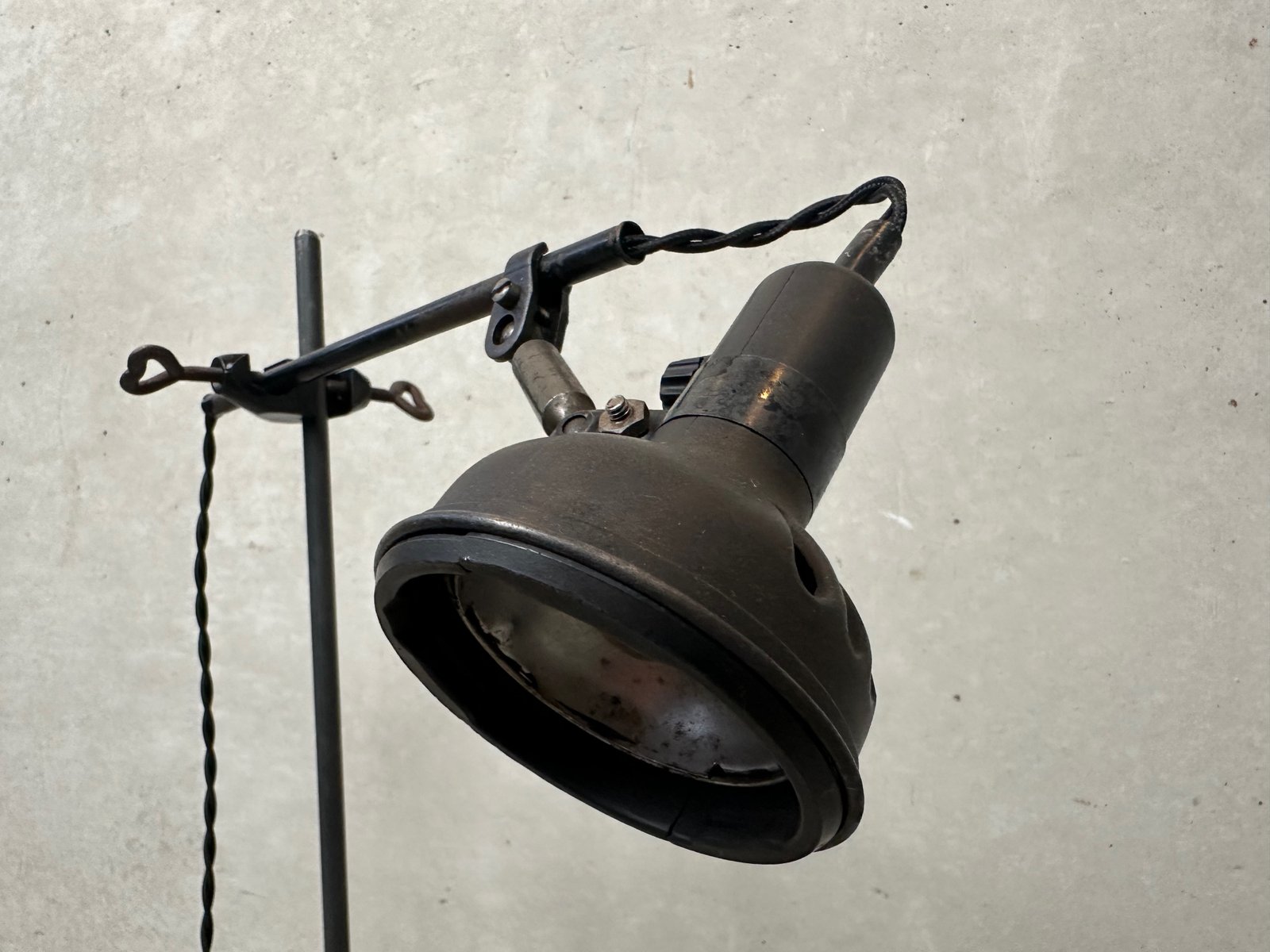 Industrial Bakelite Table Lamp from Singer for sale at Pamono