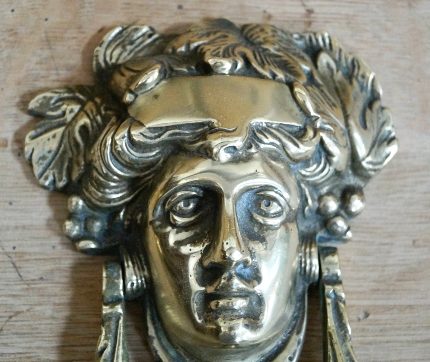 Victorian Head of Dionysus Brass Door Knocker, 1900 for sale at Pamono