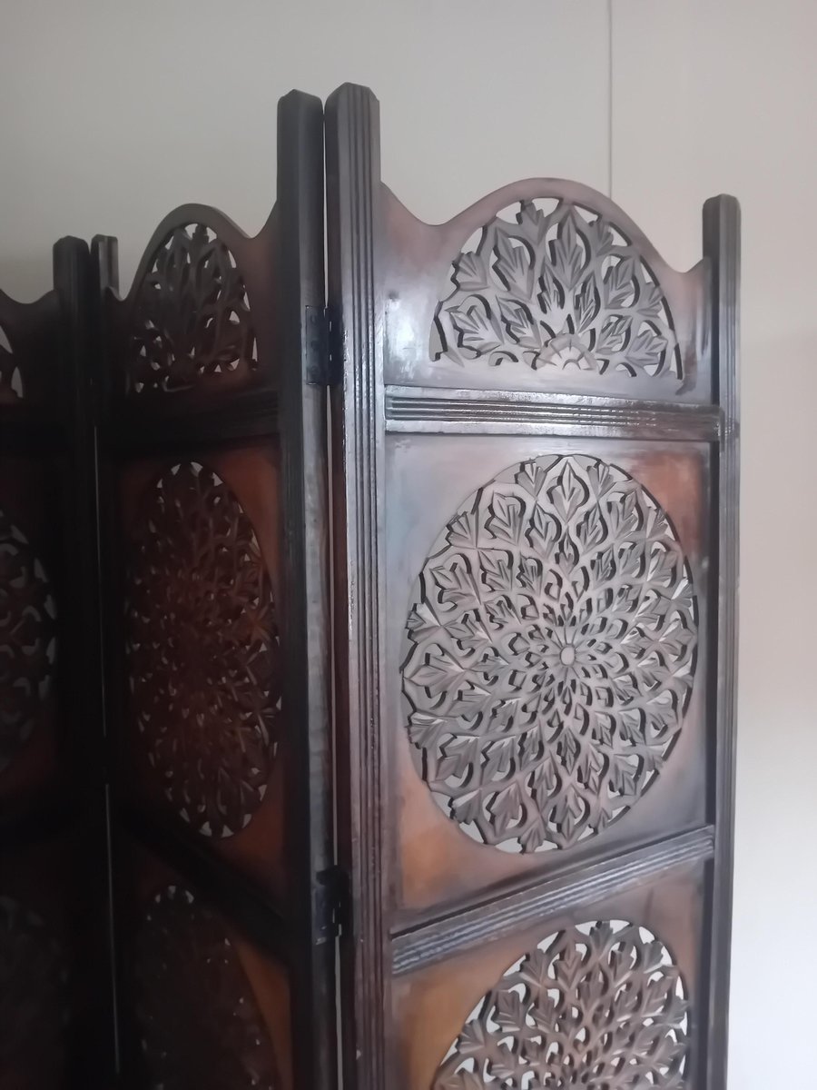 Biombo indio vintage de madera tallada a mano en venta en Pamono