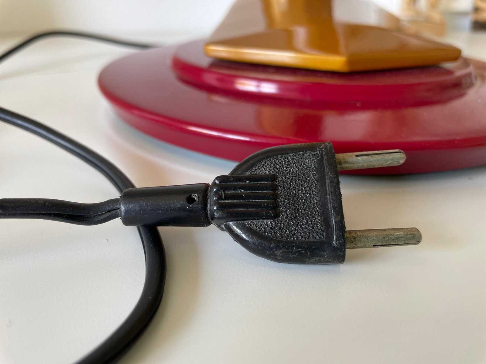 Moderne spanische Schreibtischlampe aus rotem Metall Boomerang 2000 von ...