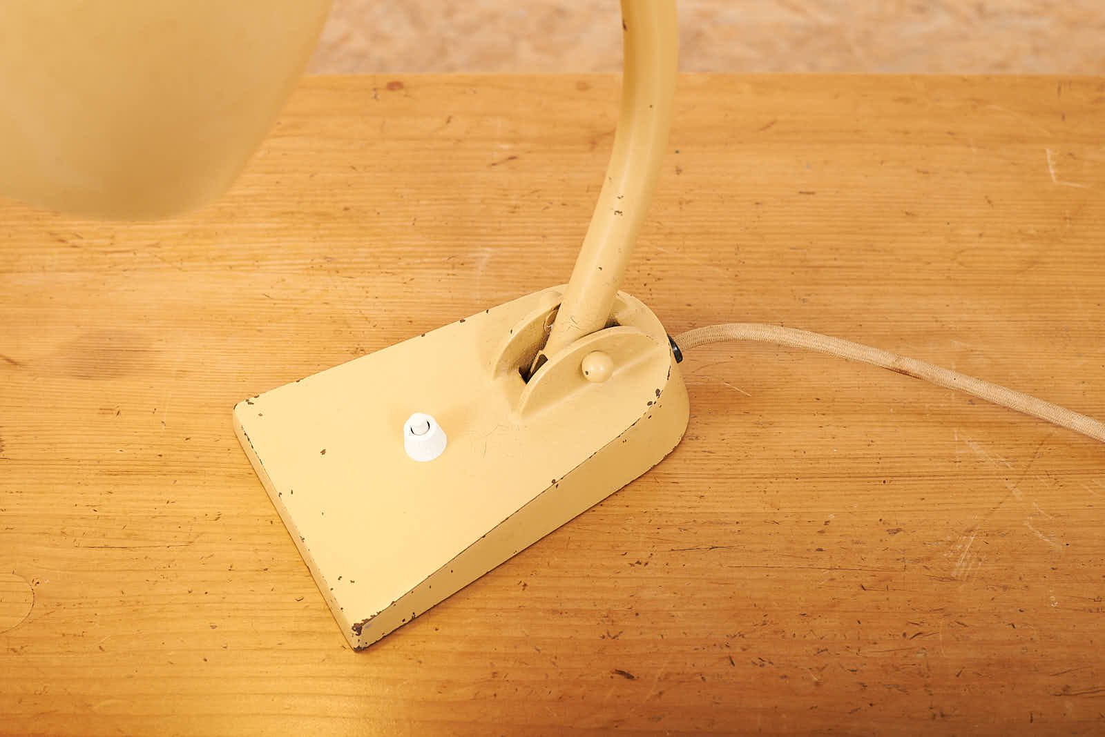 Lampada da tavolo modello 4.356 con base in ghisa e riflettore in ...