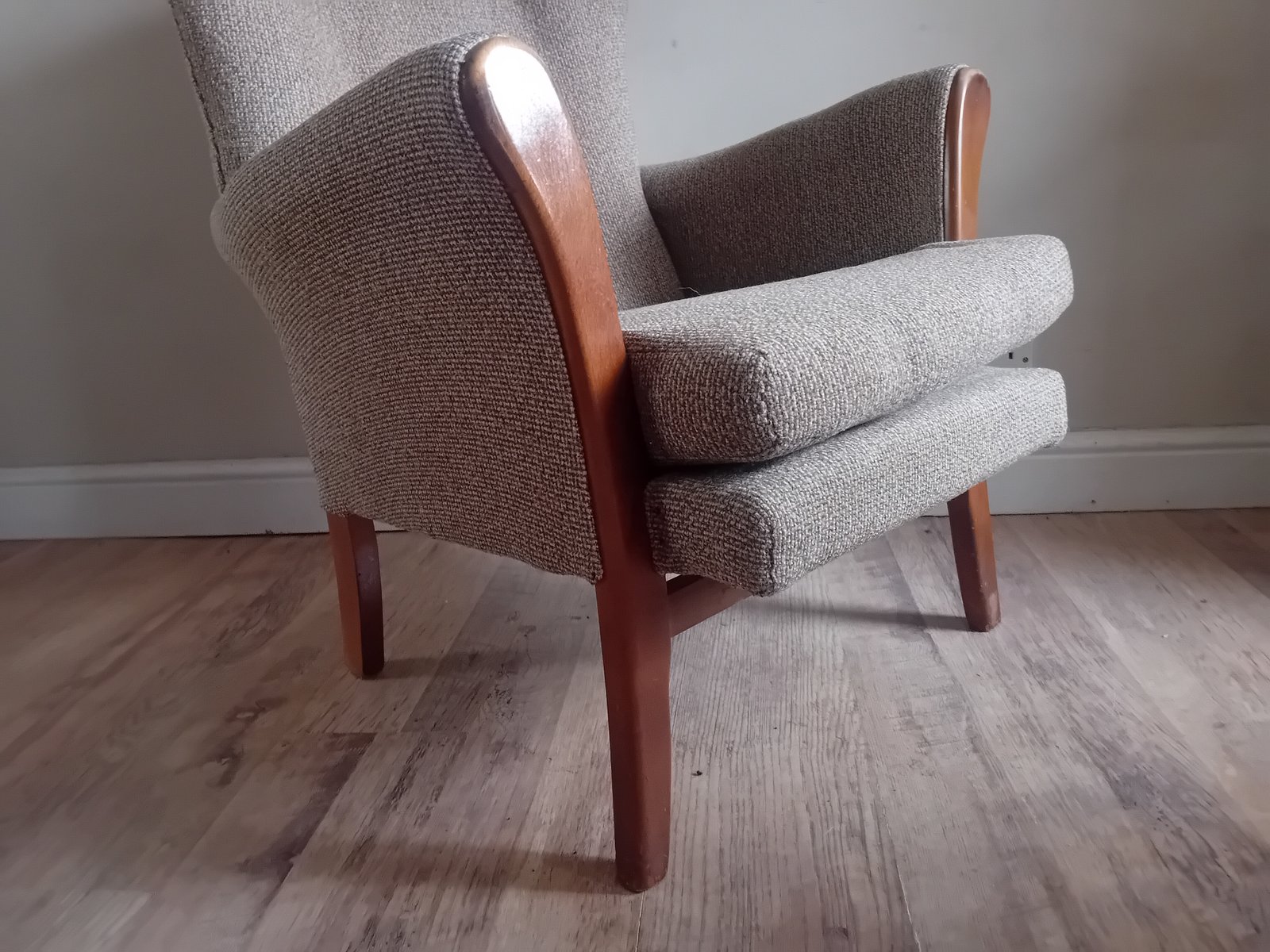 Mid-Century Modern Upholstered Lounge Chair, 1960s for sale at Pamono