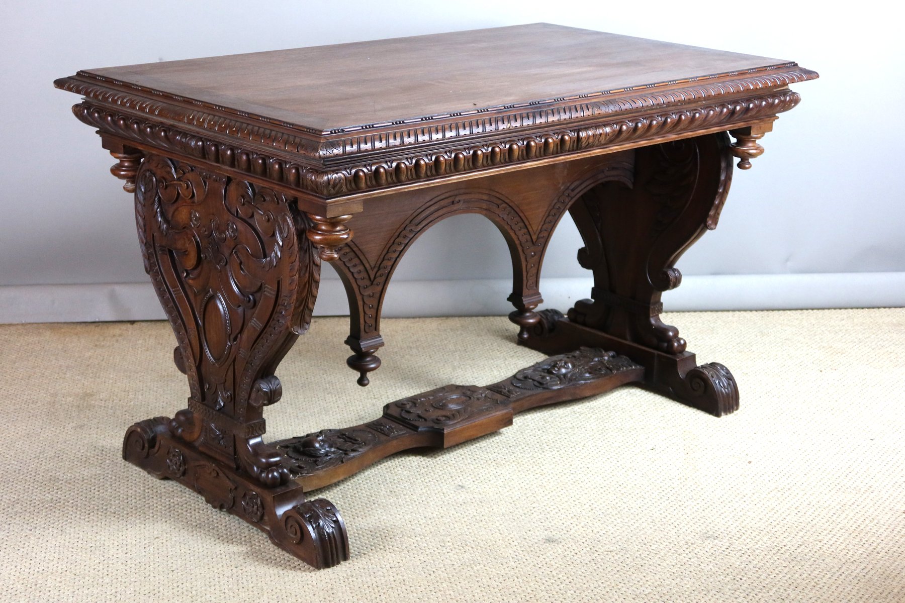Renaissance Style Center Table for sale at Pamono