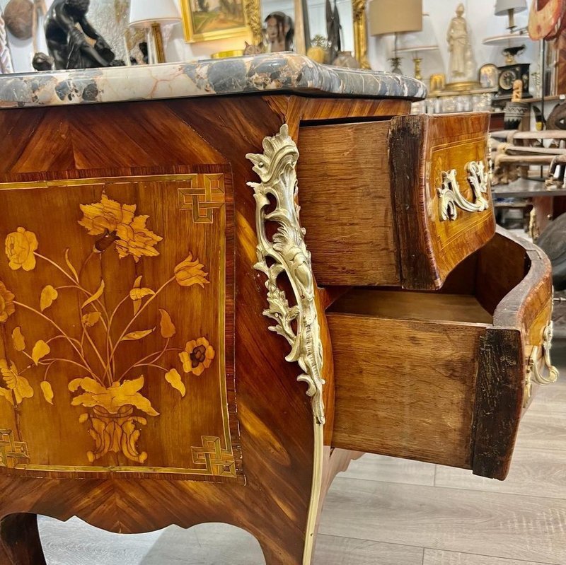 Curved Louis XV Sauteuse Commode in Floral Marquetry, 1700s for sale at ...