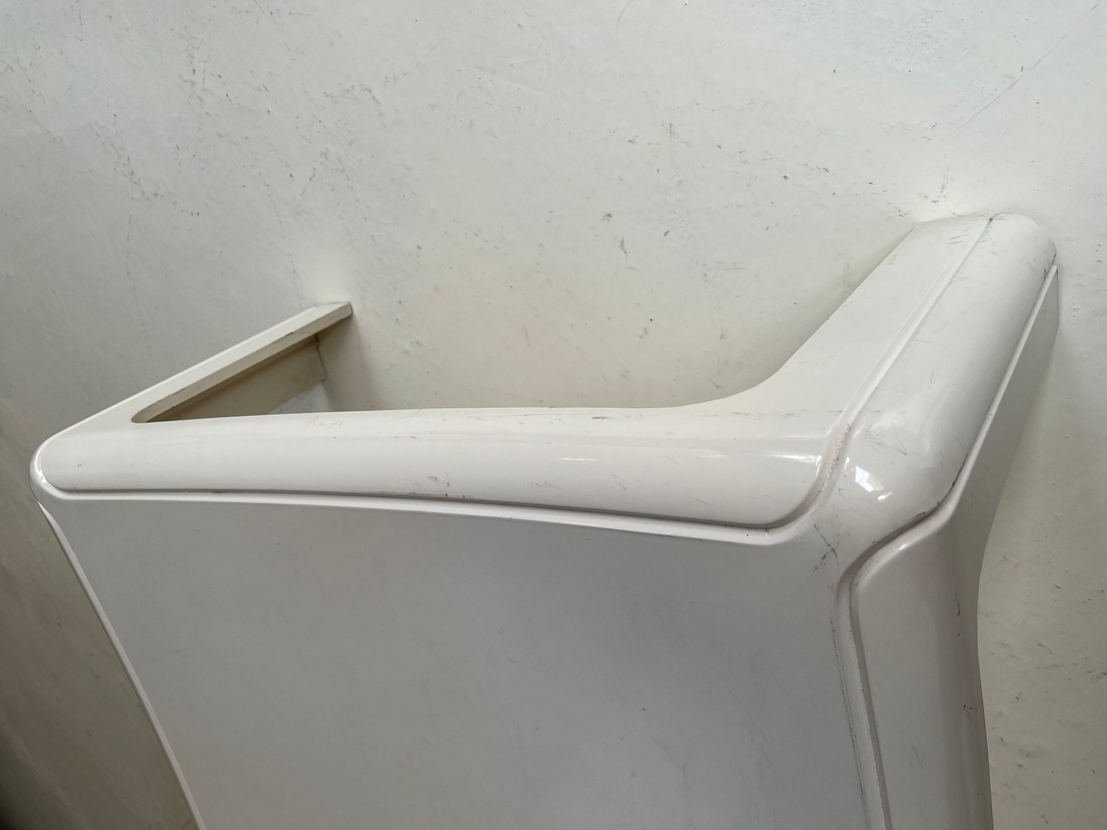 Model 4984 Square Table in Moulded White Polyurethane by Gae Aulenti ...