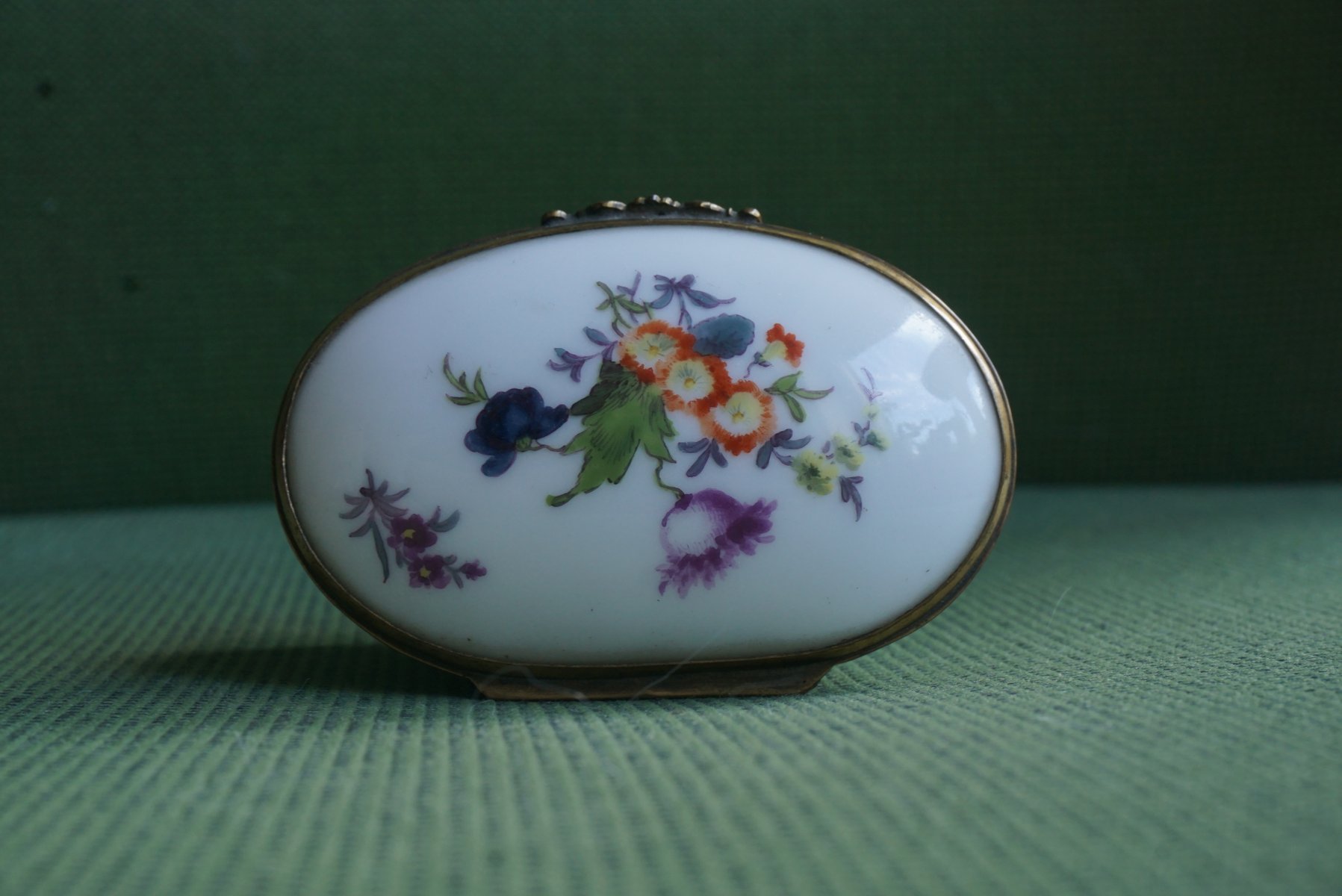 18th Century Porcelain Snuffbox for sale at Pamono
