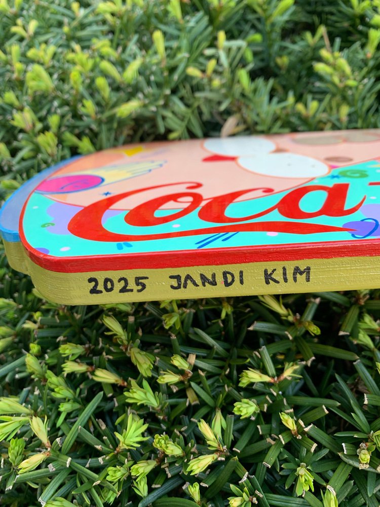 Kim Jandi, Coca Cola, 2025, Acryl auf Birke bei Pamono kaufen