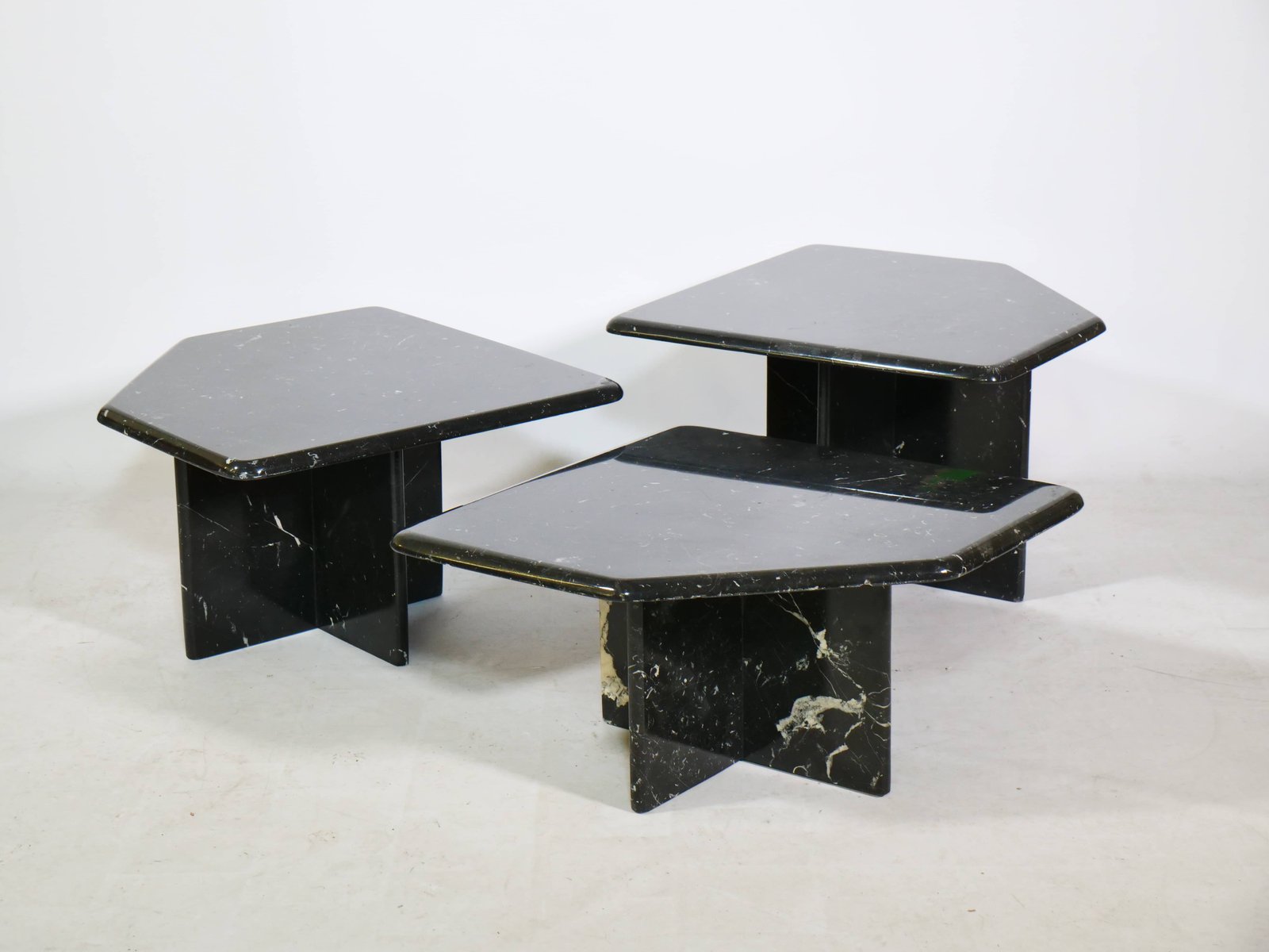 Postmodern Marble Side Tables, Italy, 1990s, Set of 3 for sale at Pamono