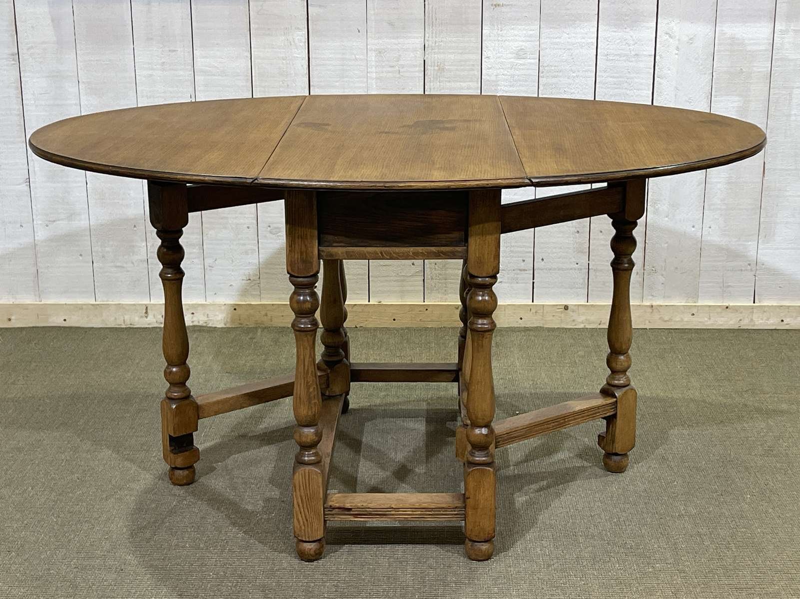 English Oak Gateleg Folding Table, 1950s for sale at Pamono