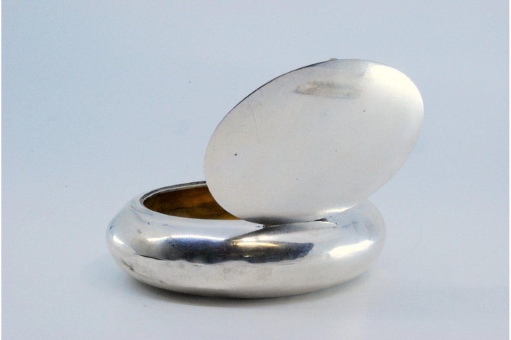 Elliptical Silver Snuff Box with Hinged Lid for sale at Pamono