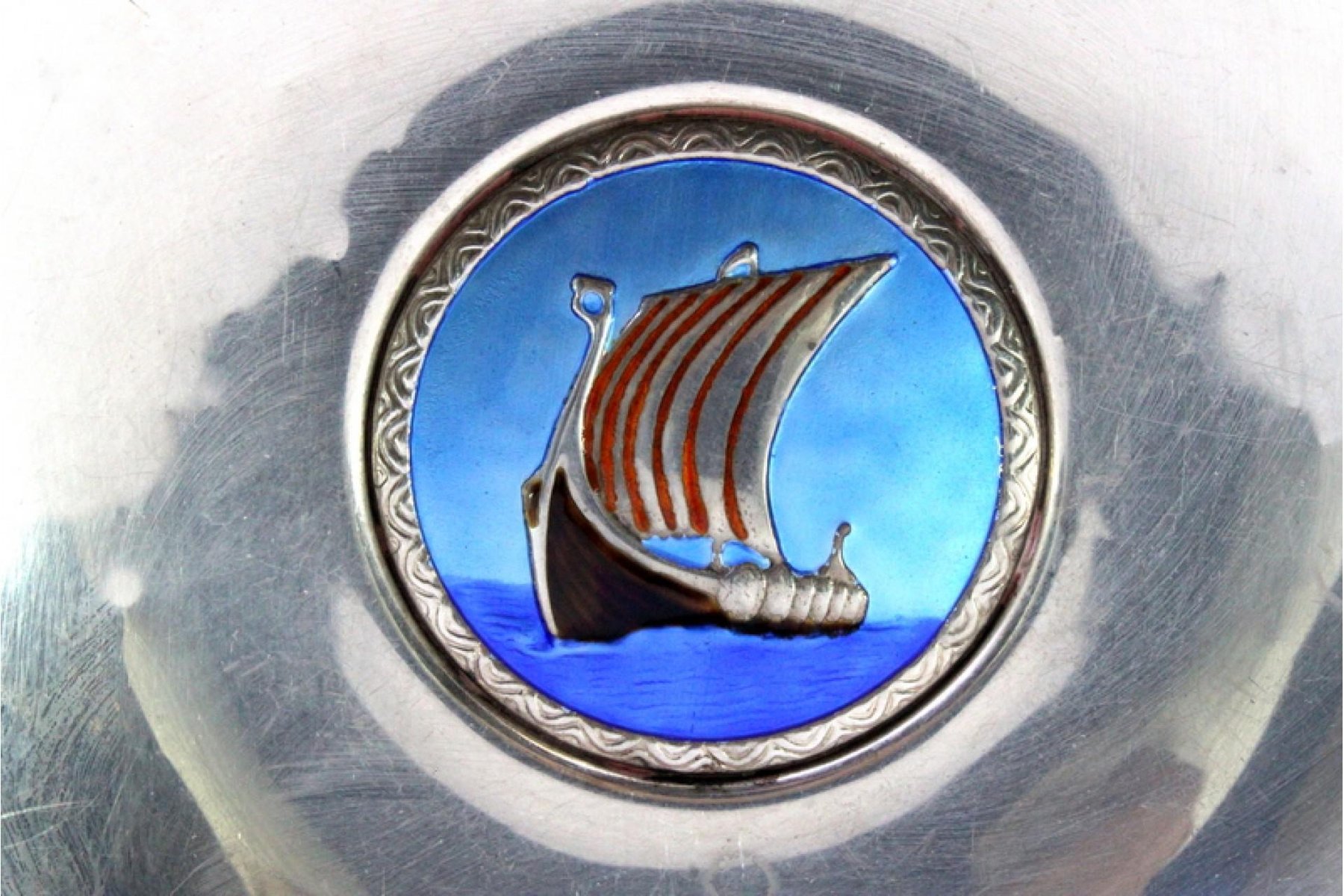 Runder Silberbecher mit zentralem Wikingerschiff-Emaille-Rahmen bei ...