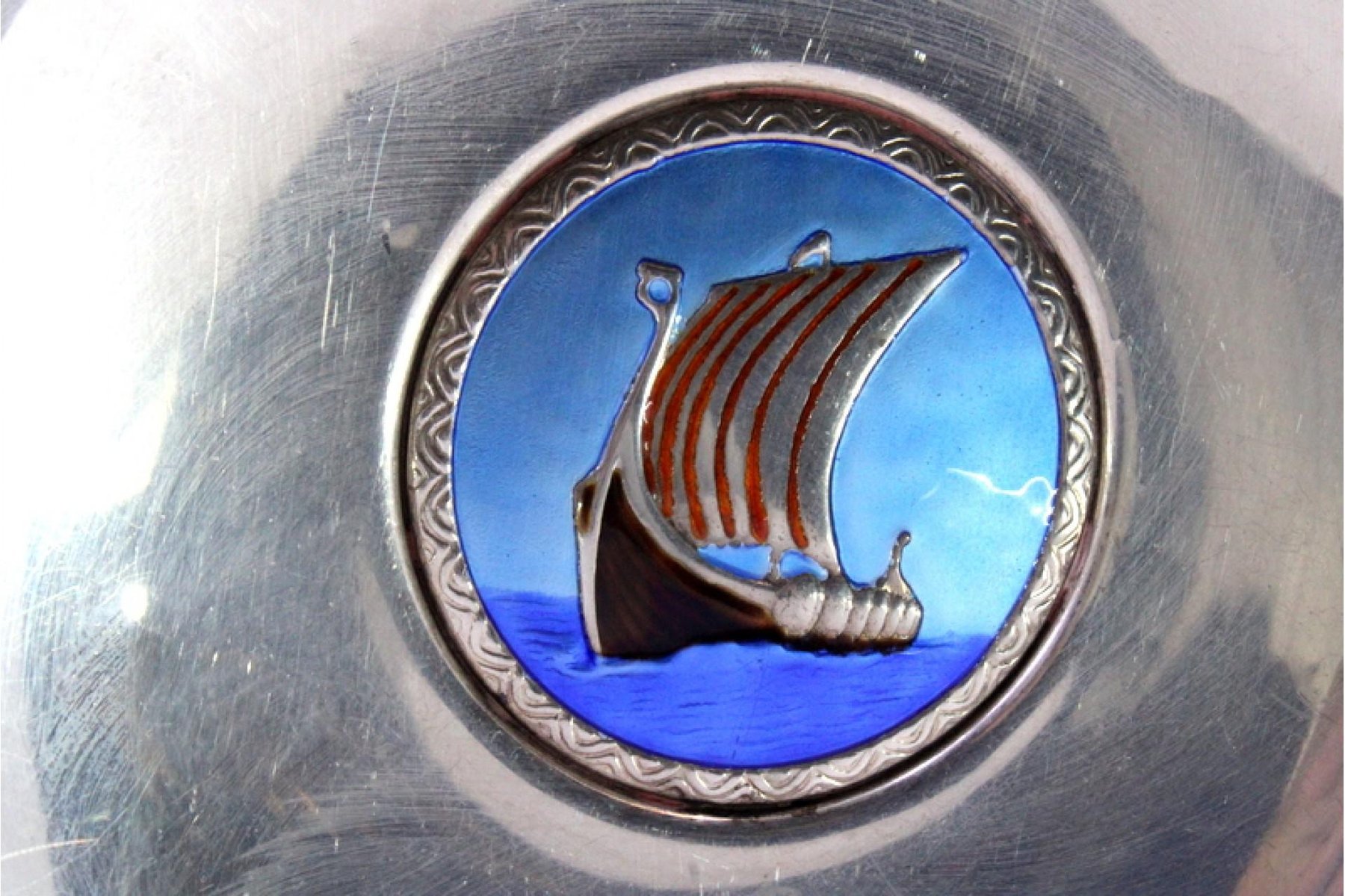 Runder Silberbecher mit zentralem Wikingerschiff-Emaille-Rahmen bei ...