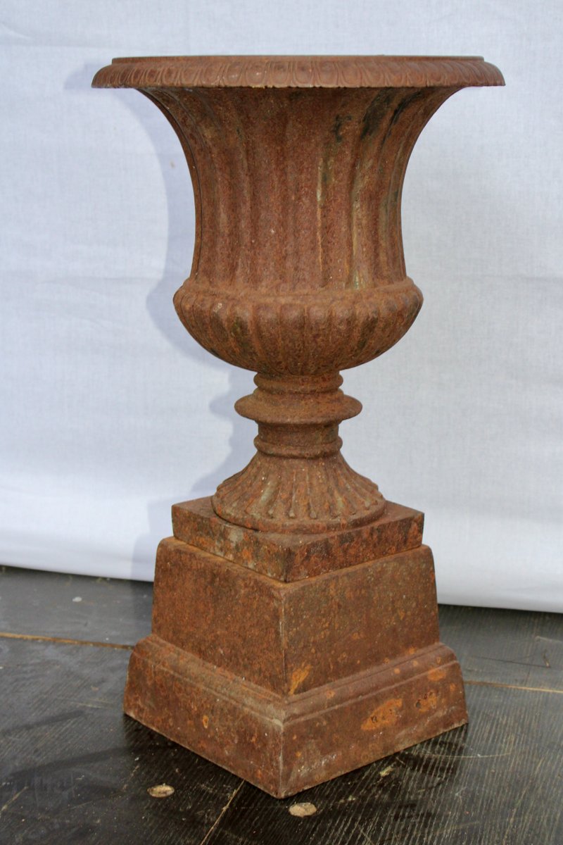 Victorian Cast Iron Urn and Plinth for sale at Pamono