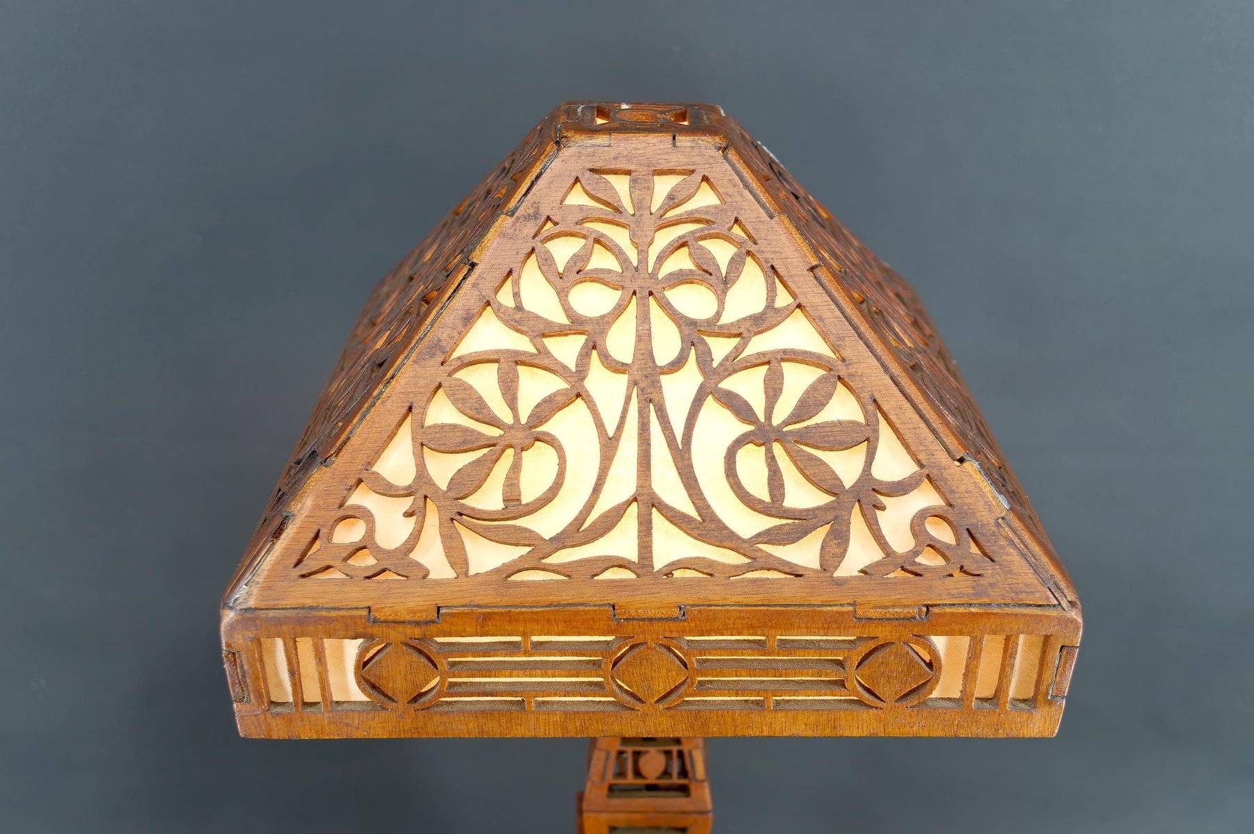 Arts & Crafts Prairie School Lampe aus Holz mit Cut-Outs im Stil von ...