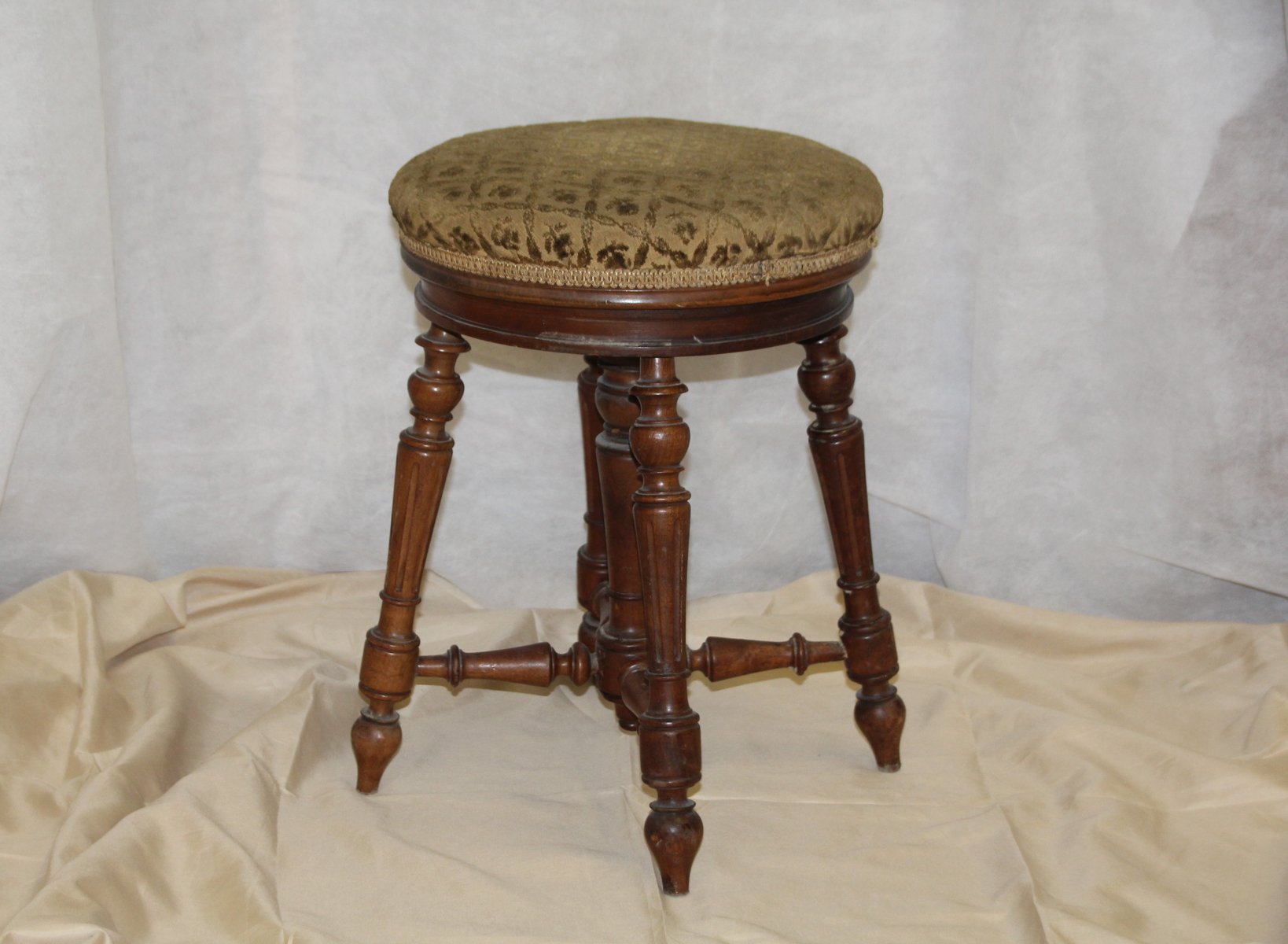 Adjustable Wood Round Piano Stool for sale at Pamono