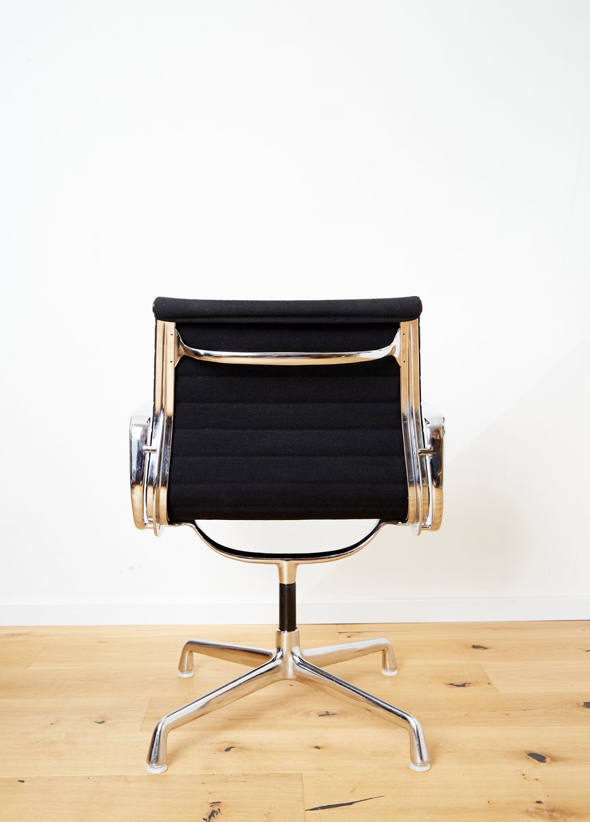 Sedia girevole EA 108 di Charles & Ray Eames per Herman Miller in ...