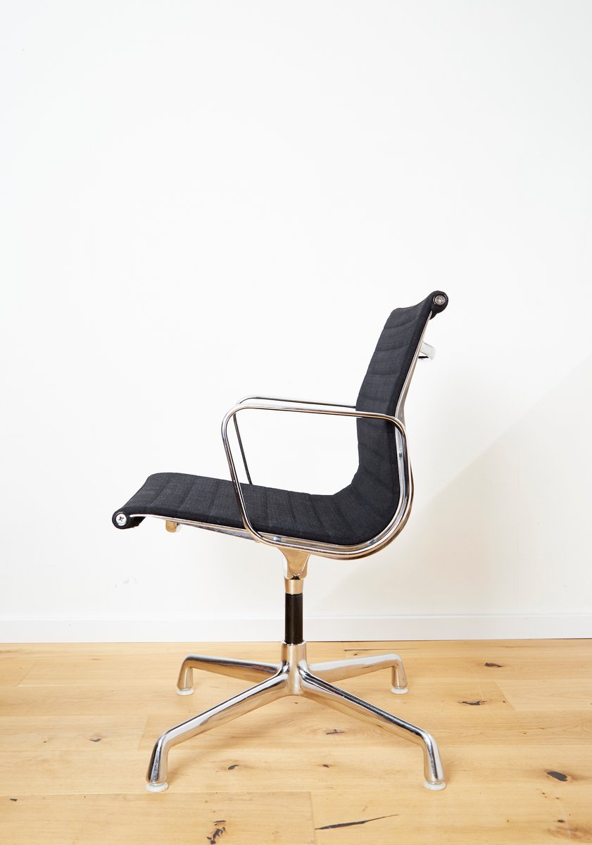 Sedia girevole EA 108 di Charles & Ray Eames per Herman Miller in ...