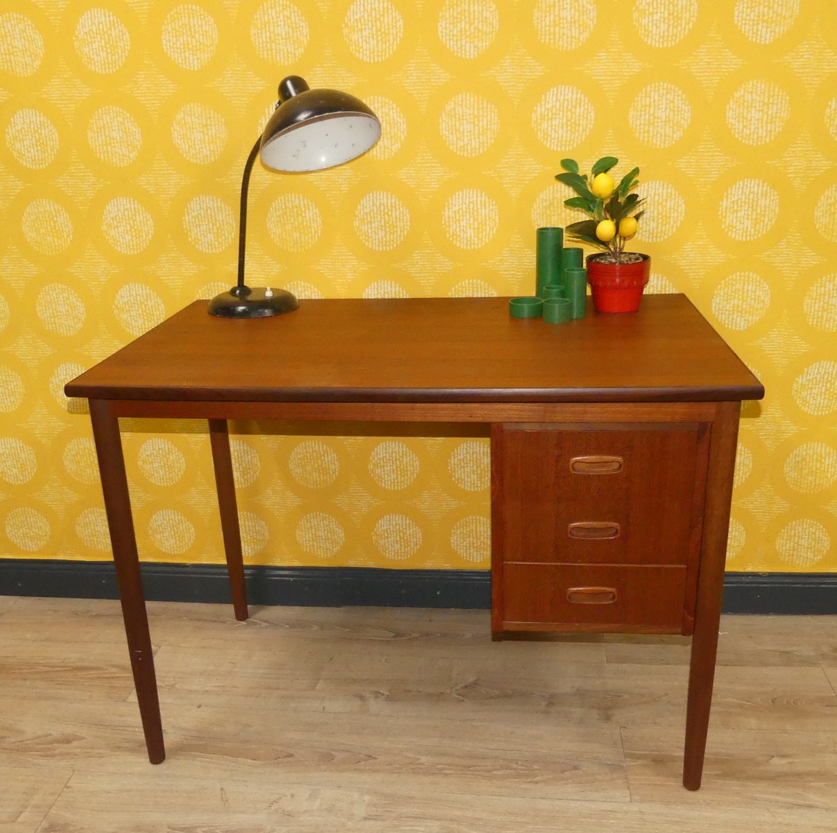Small Mid-Century Teak Desk, 1960s for sale at Pamono