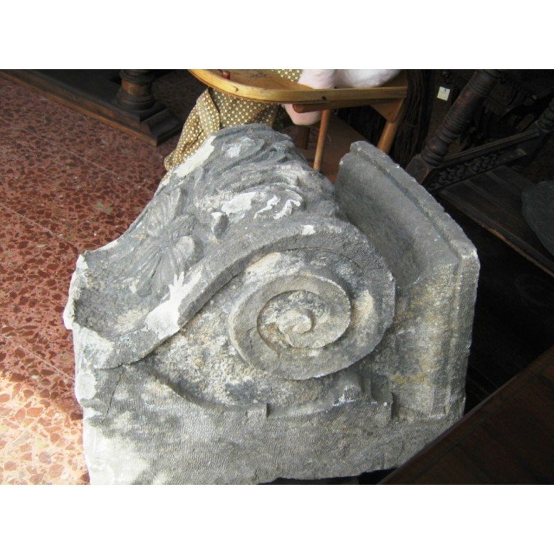 18th Century Central Stone Key of an Arch for sale at Pamono