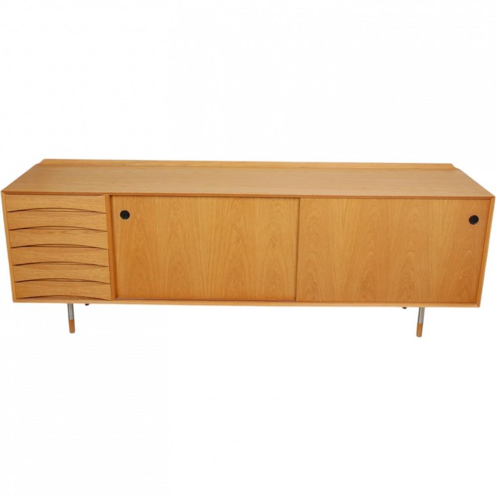 AV01 Sideboard in Oak by Arne Vodder for sale at Pamono