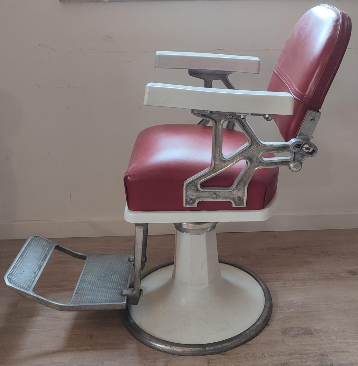 Vintage Barber Chairs, 1950s, Set of 2 for sale at Pamono