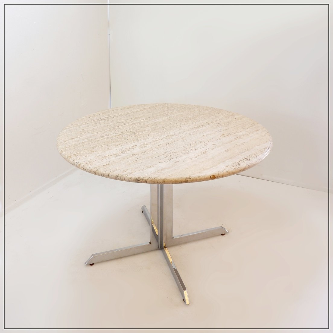 Round Travertine Dining Table with Chrome Base, 1970s for sale at Pamono