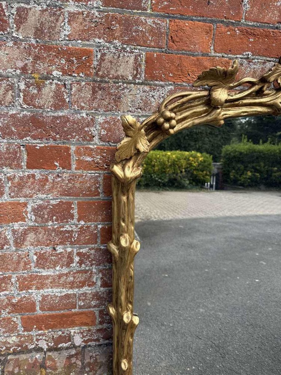 Specchio grande antico ad arco dorato, XIX secolo in vendita su Pamono