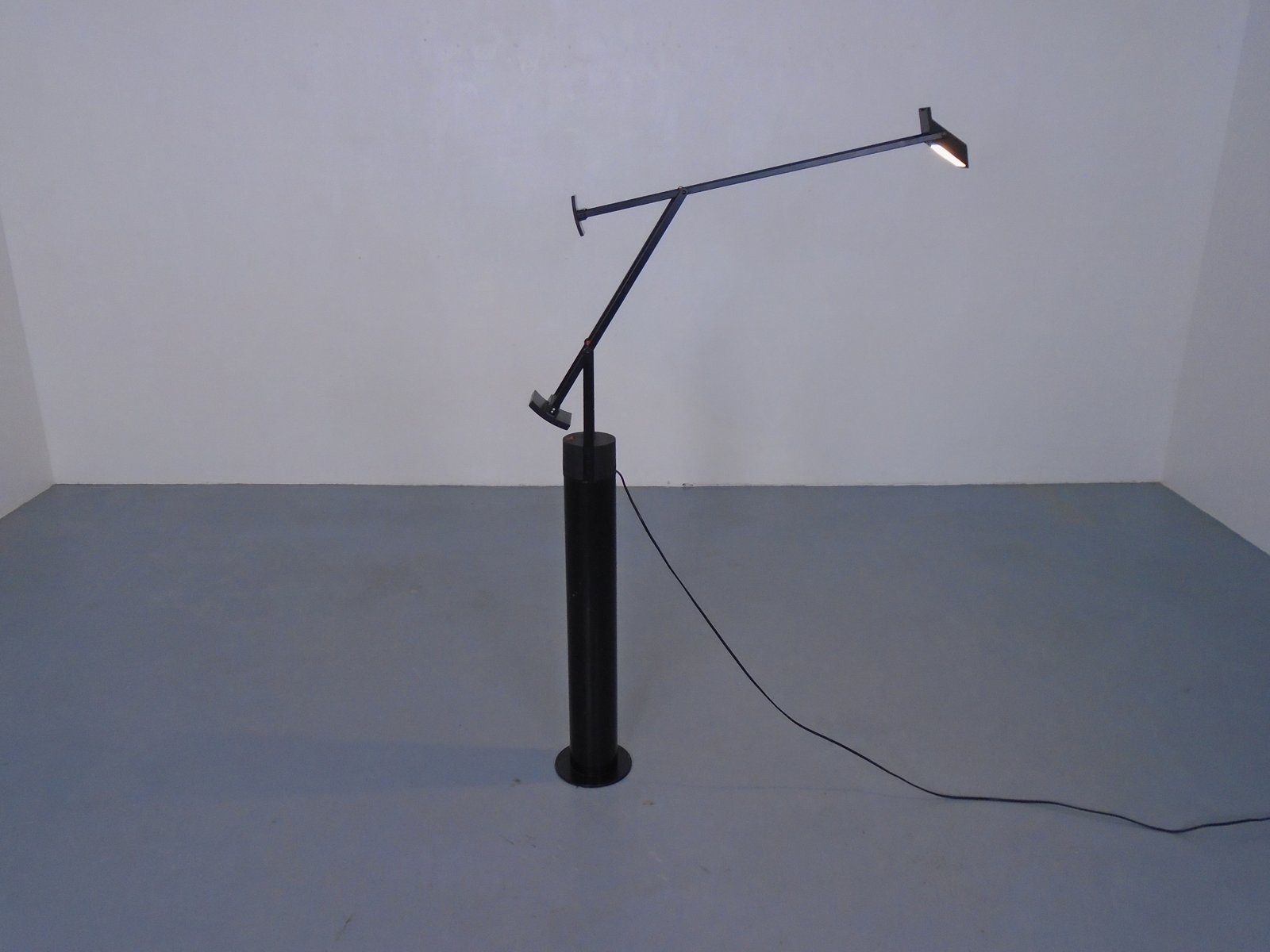 Tizio Floor Lamp by Richard Sapper for Artemide, 1980s for sale at Pamono