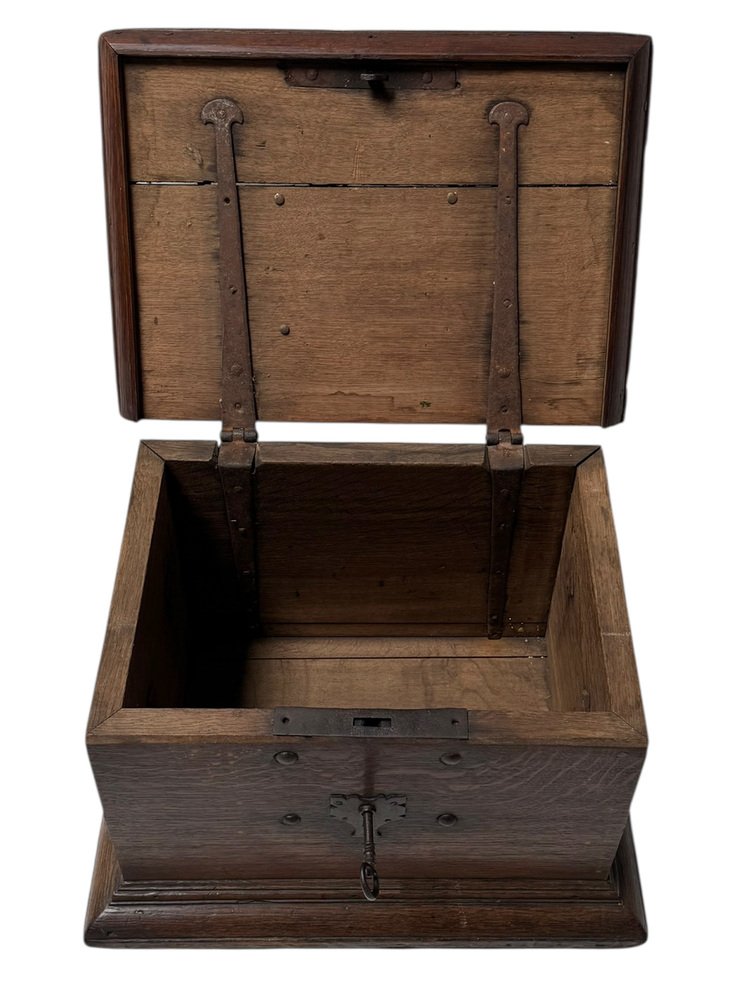 Antique Dutch Colonial Oak Decorative Box, 1700s for sale at Pamono