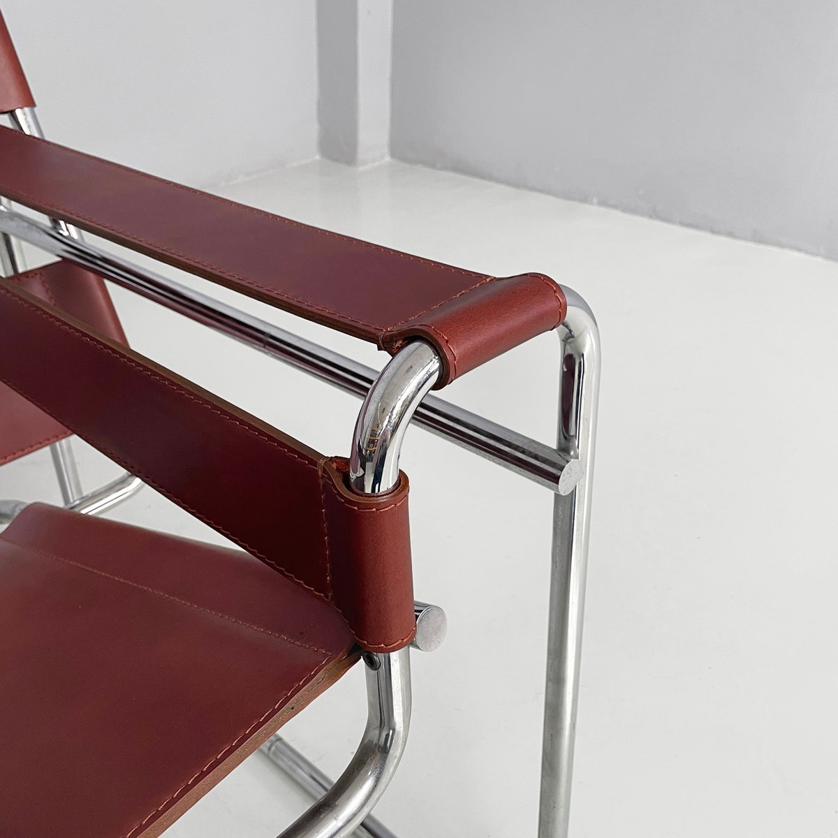 Poltrone Wassily moderne marroni di Marcel Breuer per Gavina, Italia ...