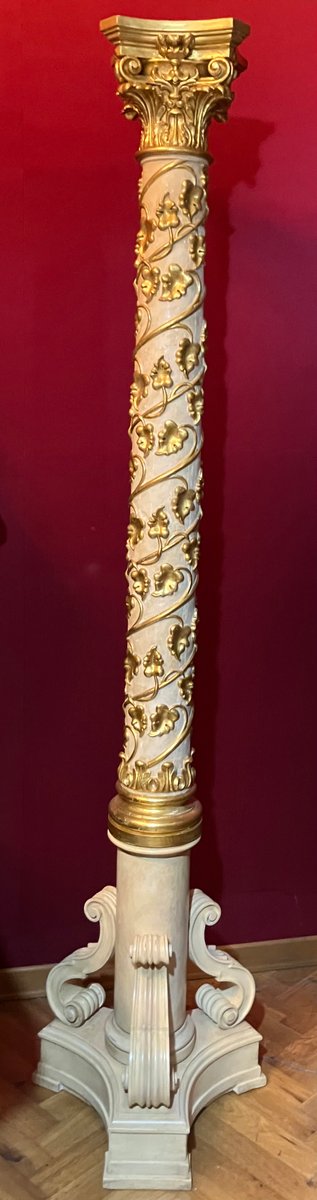 Italian Pedestal Column in White Lacquer and Gold Leaf for sale at Pamono