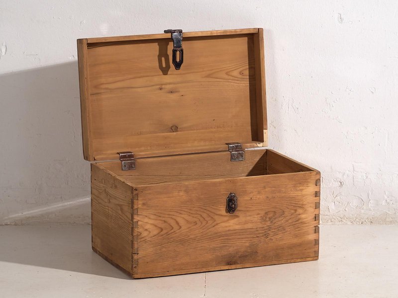 Small Antique Storage Chest, 1920s for sale at Pamono