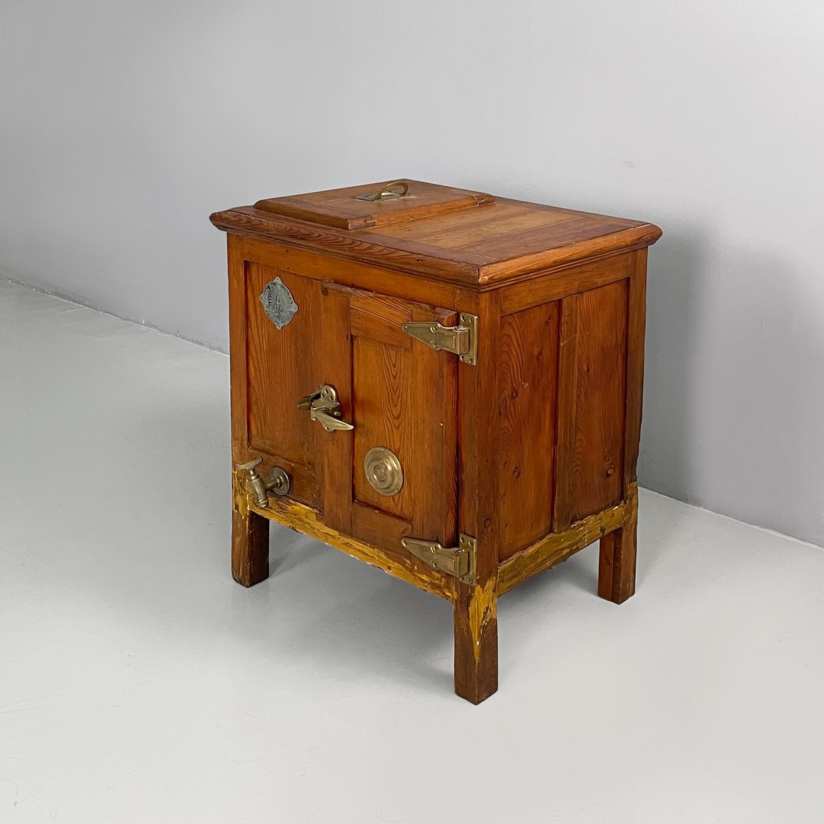 Italian Wood and Brass Ice Box, 1930s for sale at Pamono