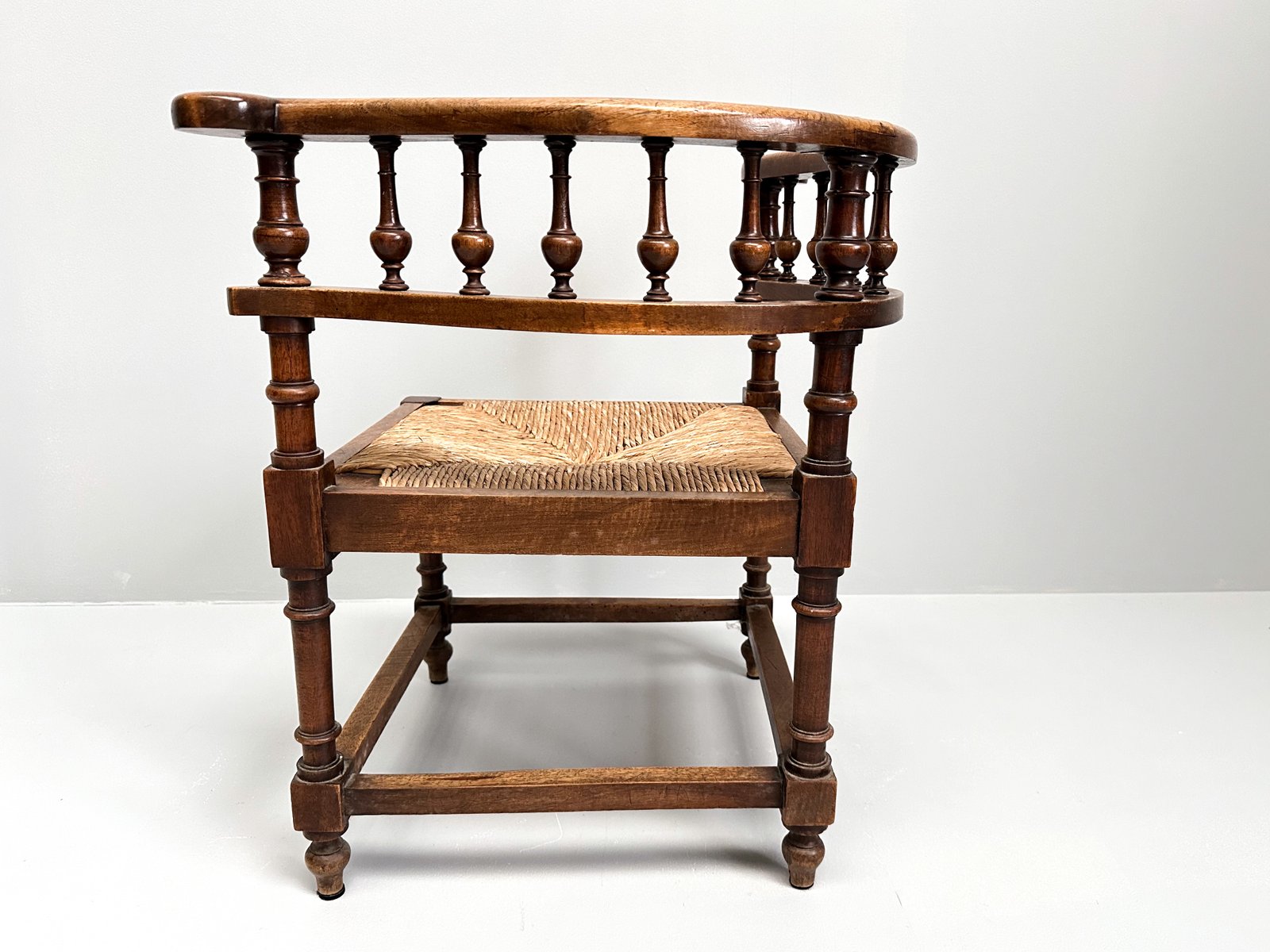 Antique Walnut Corner Chair with Spindle Back and Straw Seat, 1890s for ...