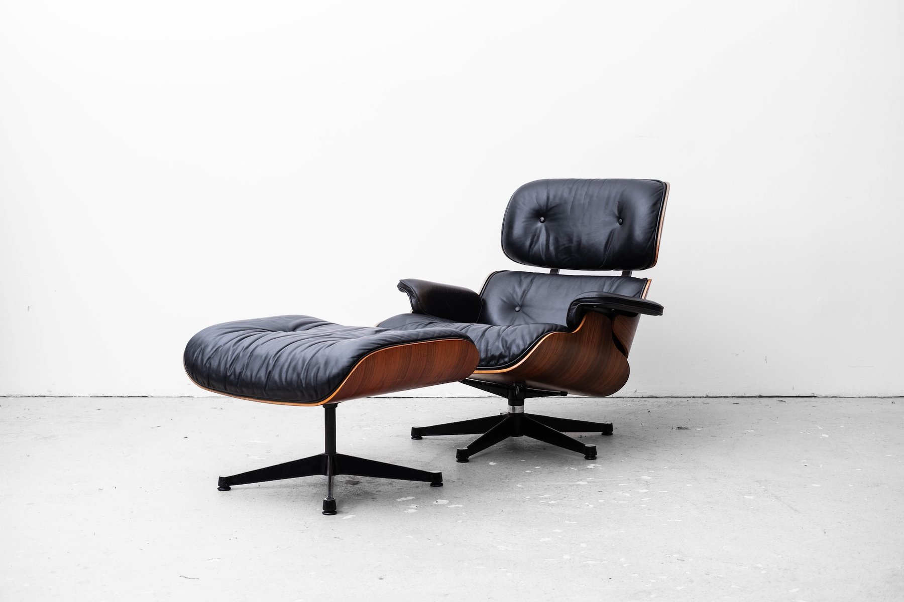 Mid-Century Modell 670 & Sessel & 671 Fußhocker von Charles and Ray Eames für Herman Miller ...