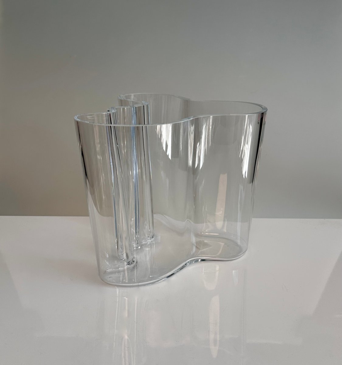Large Model 3030 Sculptural Savoy Flower Vase in Clear Glass by Alvar ...
