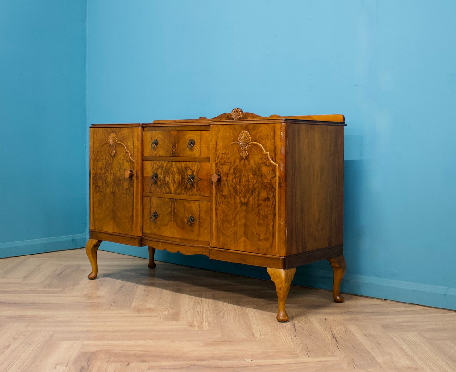 Queen Anne Style Walnut Sideboard, 1920s for sale at Pamono