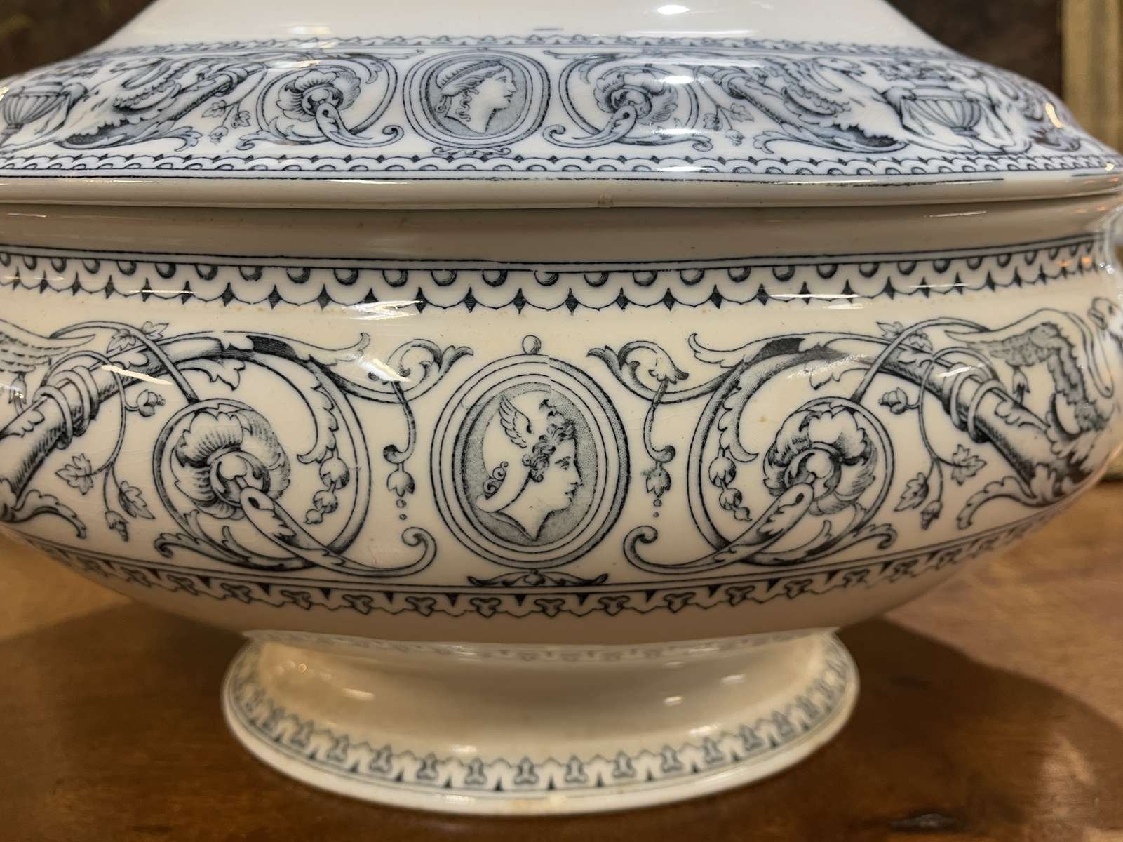 Antique English Minton Porcelain Soup Tureen, 1890s for sale at Pamono