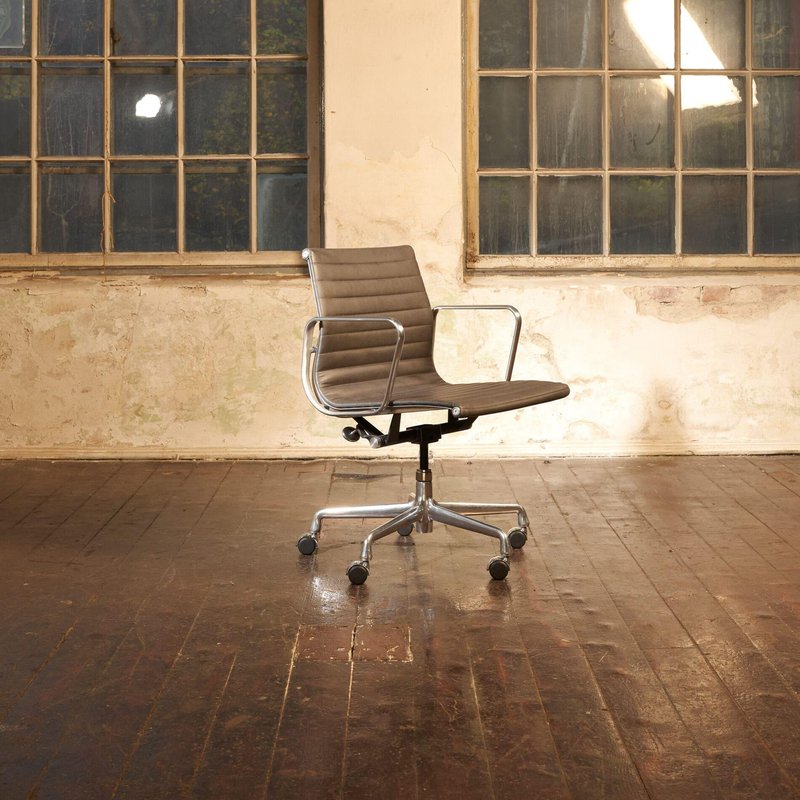 Groupe de Chaises EA335 en Aluminium par Ray and Charles Eames pour Herman Miller en vente sur ...