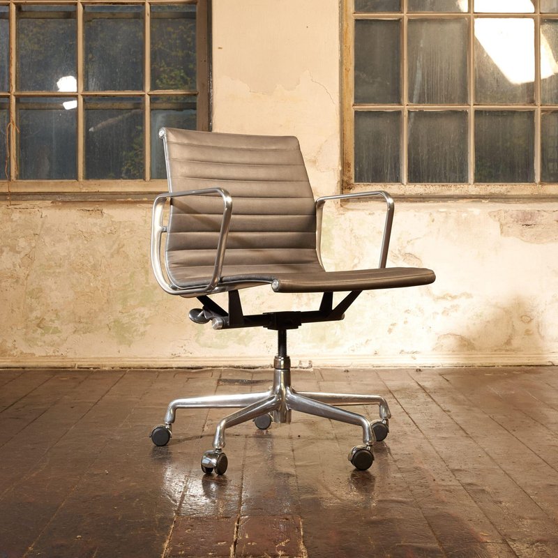 EA335 Aluminum Group Chair by Ray and Charles Eames for Herman Miller ...