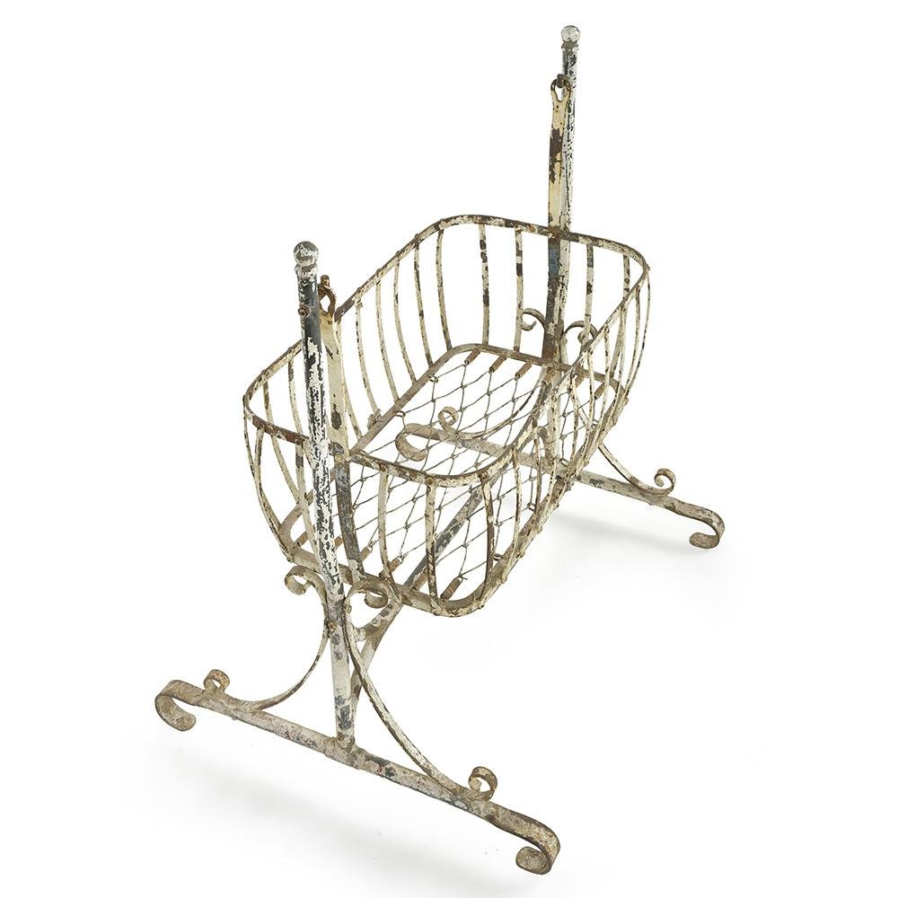 19th Century Iron Cradle with a White Patina for sale at Pamono