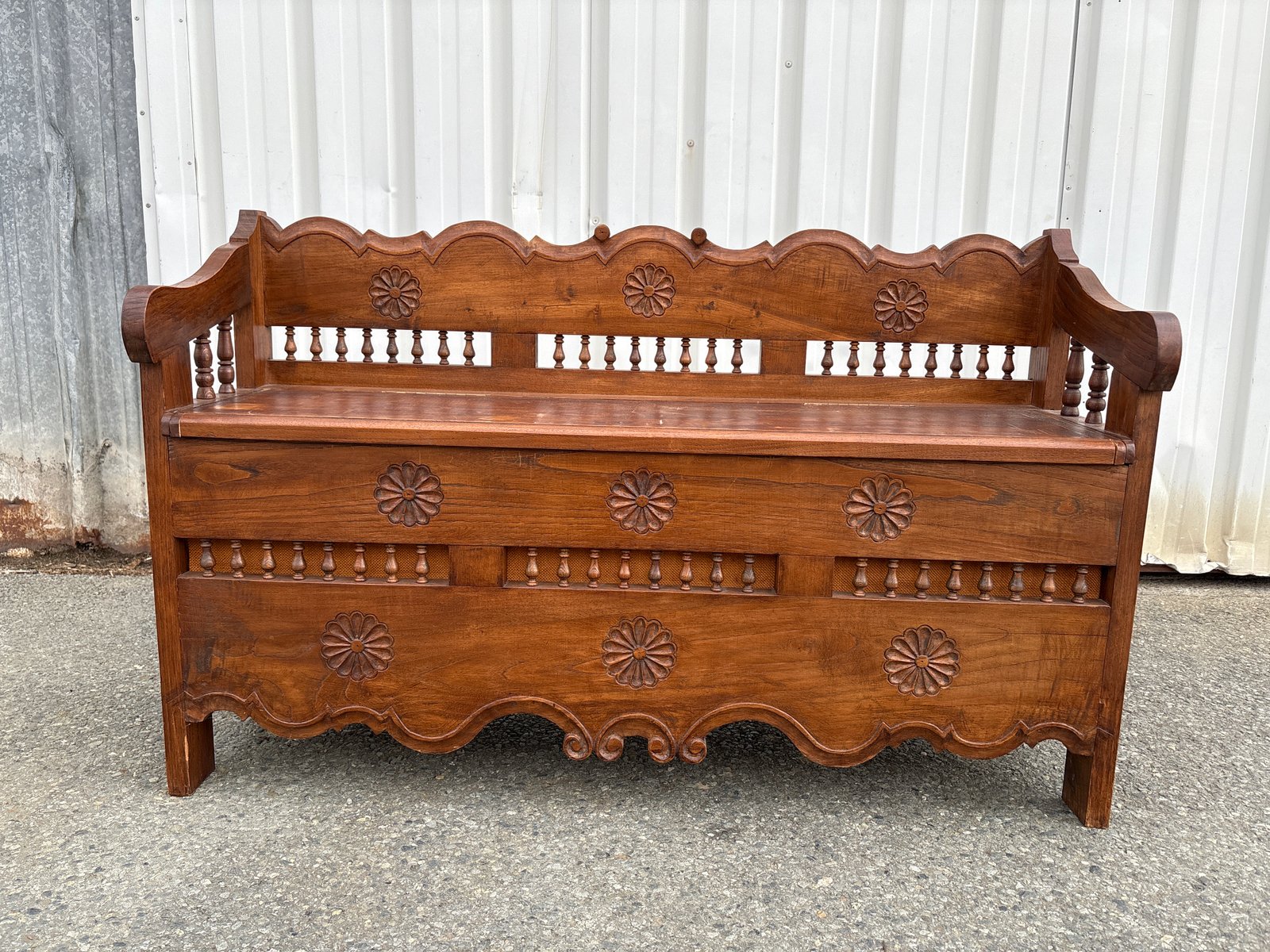 French Carved Wooden Storage Bench, 1950 for sale at Pamono