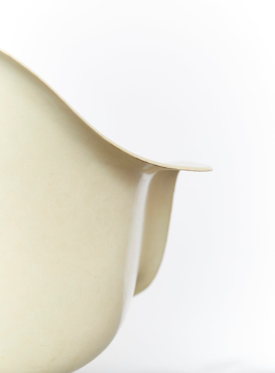 Chaise Dax Blanc Cassé en Fibre de Verre par Charles & Ray Eames pour ...