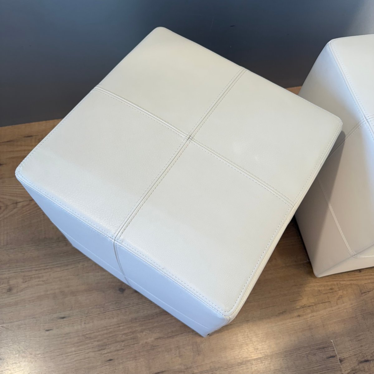 White Leather Poufs from Minotti, 2000s, Set of 2 for sale at Pamono