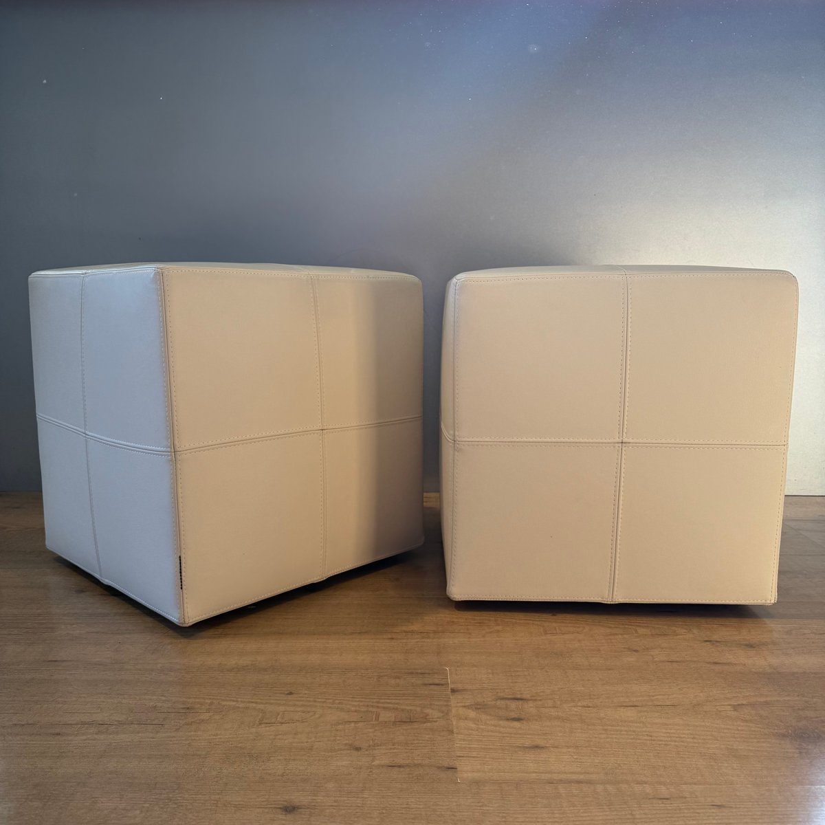 White Leather Poufs from Minotti, 2000s, Set of 2 for sale at Pamono