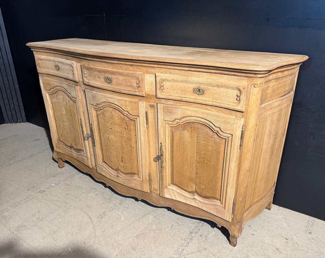 Enfilade Serpentine en Chêne, France, 1920s en vente sur Pamono